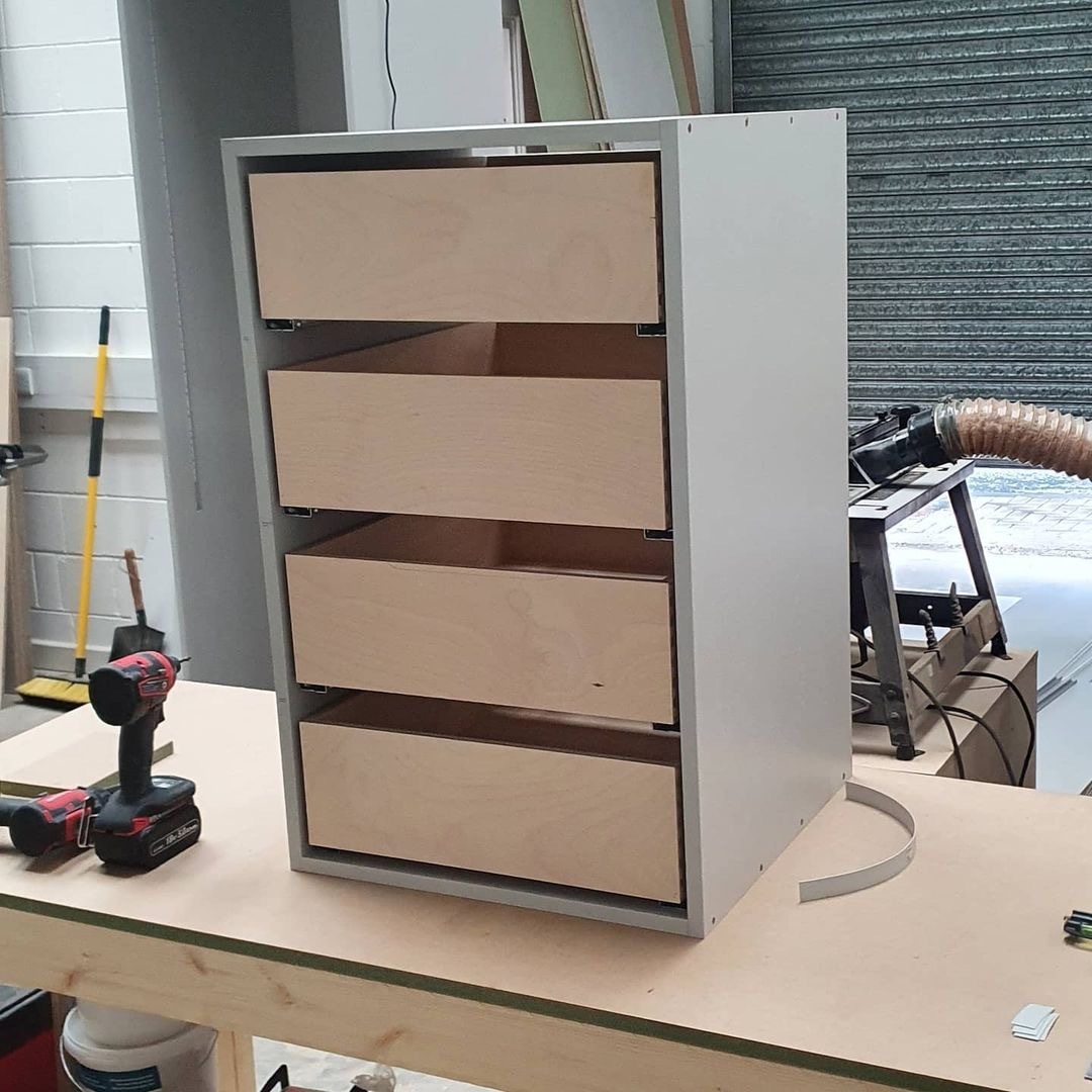 YETI TOOL - G&A FITTED AND FREESTANDING FURNITURE - Multistation EN