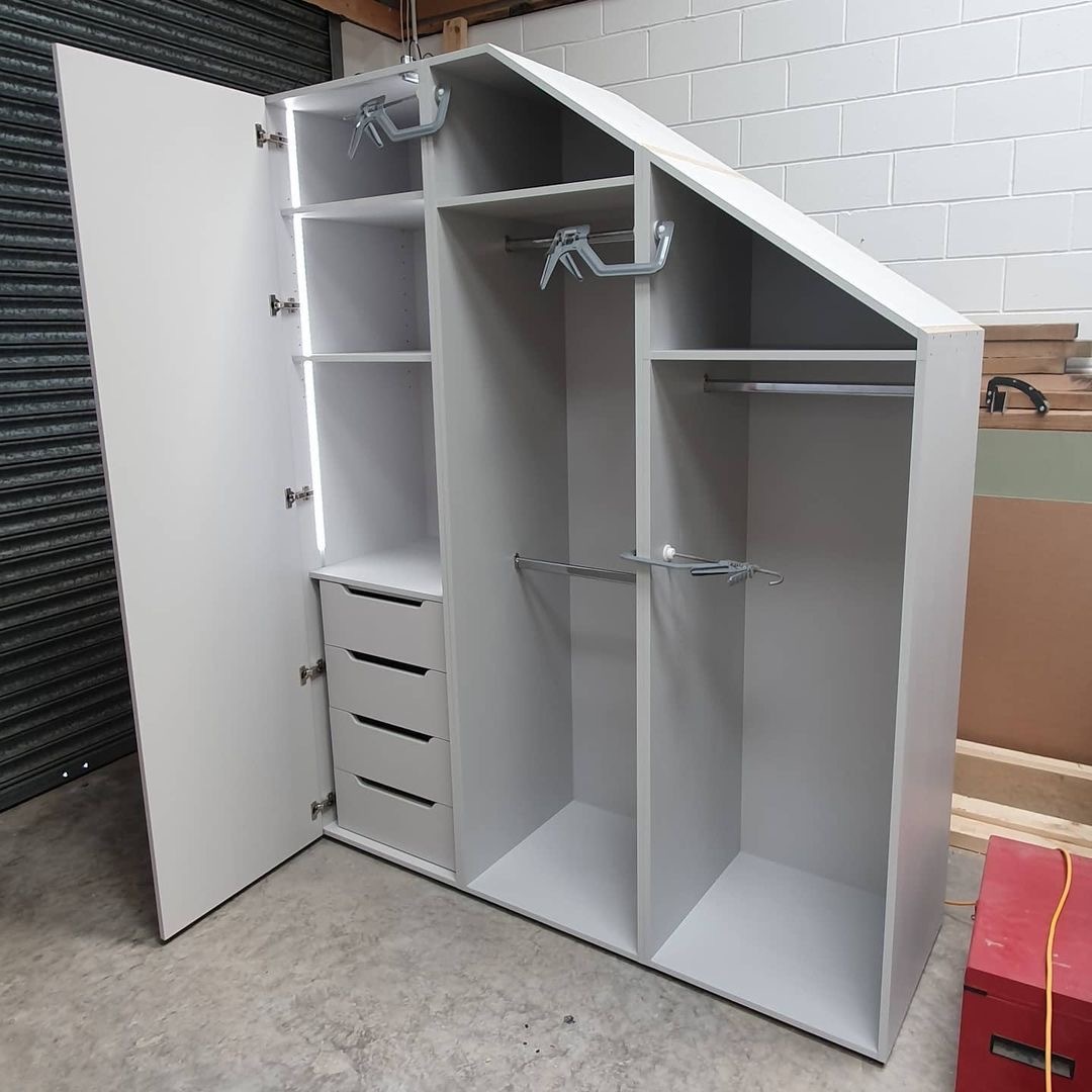 YETI TOOL - G&A FITTED AND FREESTANDING FURNITURE - Multistation EN